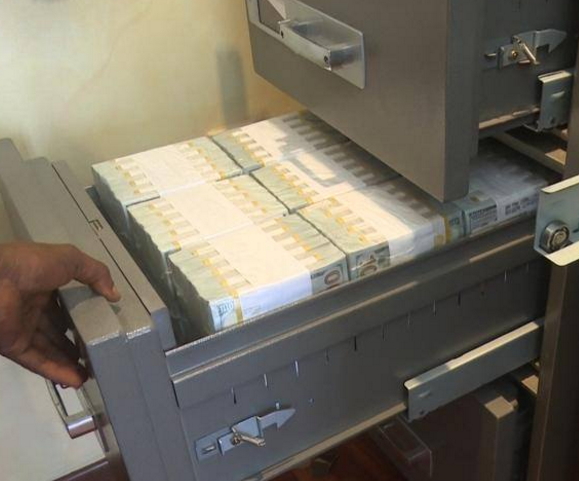 Photos: See the tons of dollars, others seized by EFCC in Ikoyi - Ships ...