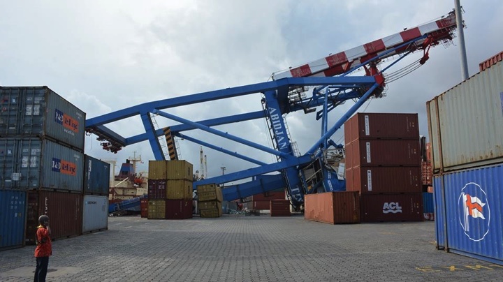 Crane collapses, damages many containers at Abidjan Port - Ships & Ports