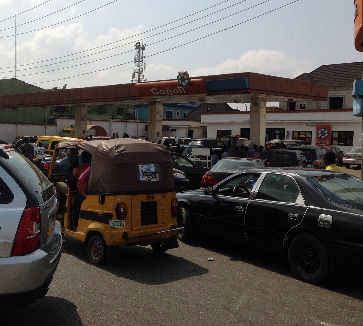 PHOTOS: Fuel queues return to major cities - Ships & Ports