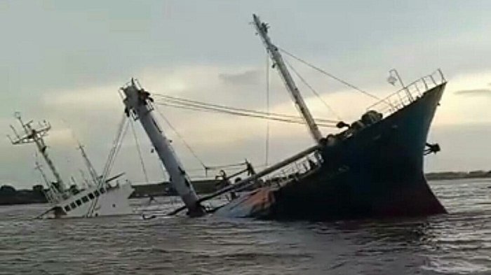 Cargo ship sinks in Indonesia - Ships & Ports